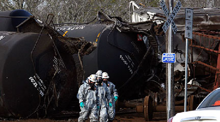 Cleanup continues after 22-car train derailment in Santa Fe | khou.com