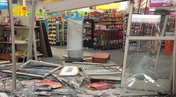 Raw: Suspects destroy CVS storefront in smash-and-grab | khou.com