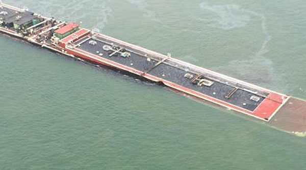 Crews mopping up oil spill in Galveston Bay | khou.com