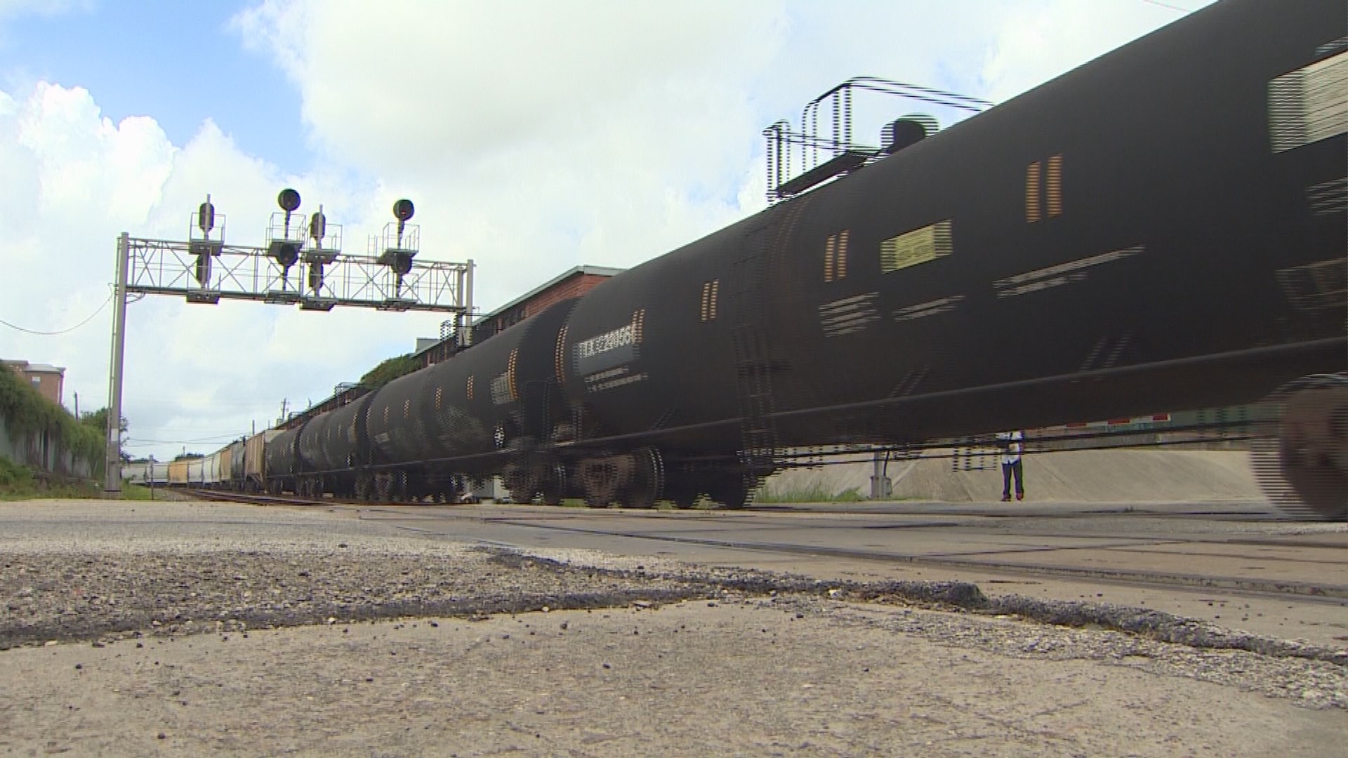Boy loses leg while train-hopping in east Houston | khou.com