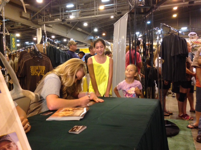 Cheerleader famous for hunting photos makes appearance at hunting expo ...