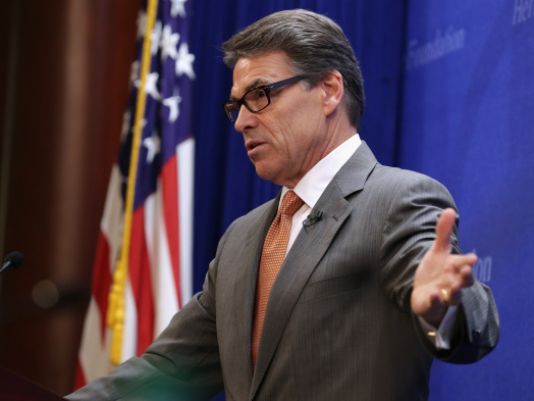 To be or not to be? Perry takes stage cues from Shakespearean actor ...