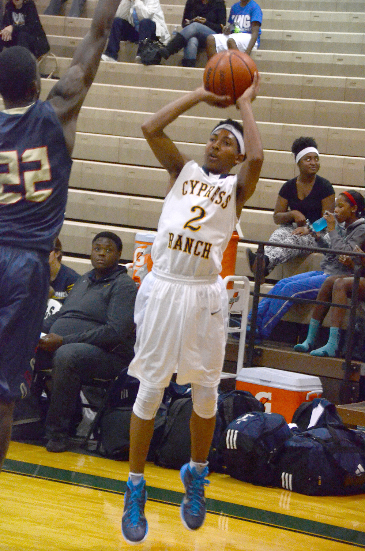 Cy Ranch HS hoopster hosts shoe drive for kids | khou.com