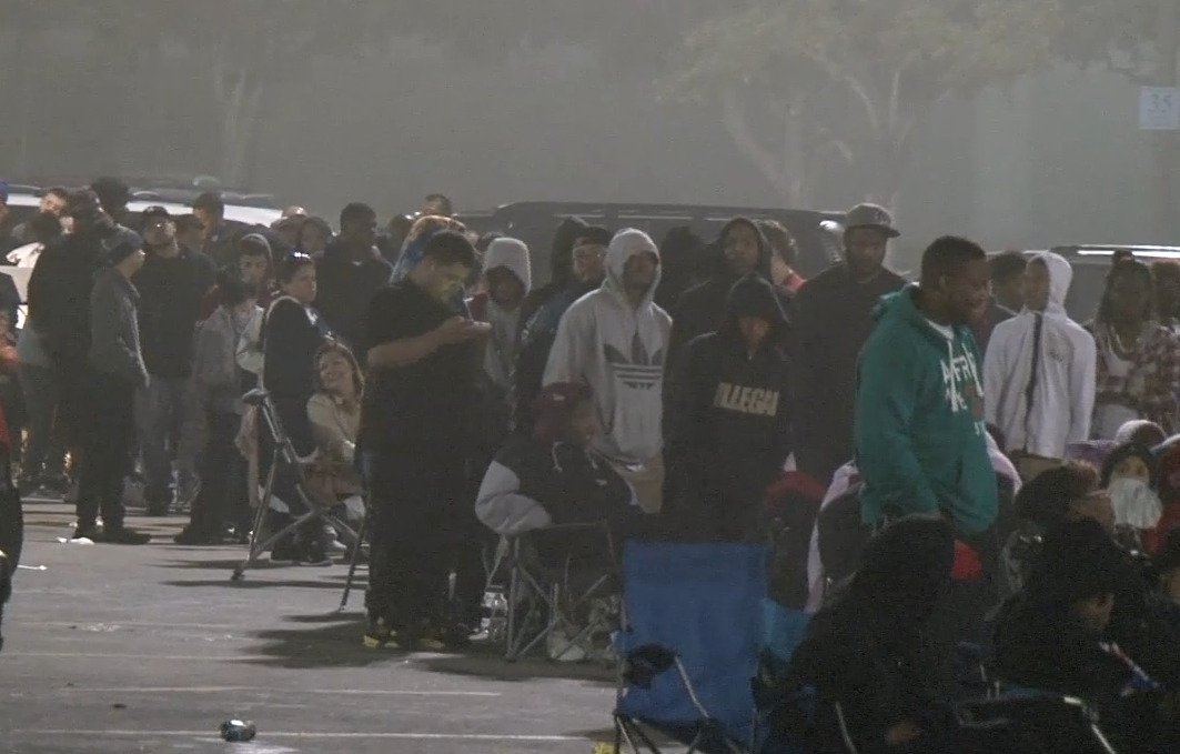 Large crowd gathers for chance at Air Jordans | khou.com