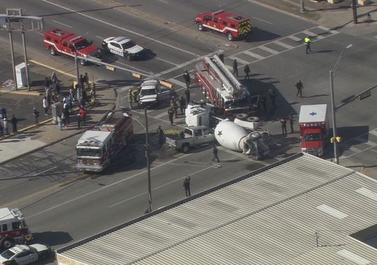 4 Dallas firefighters, 2 others injured in crash | khou.com