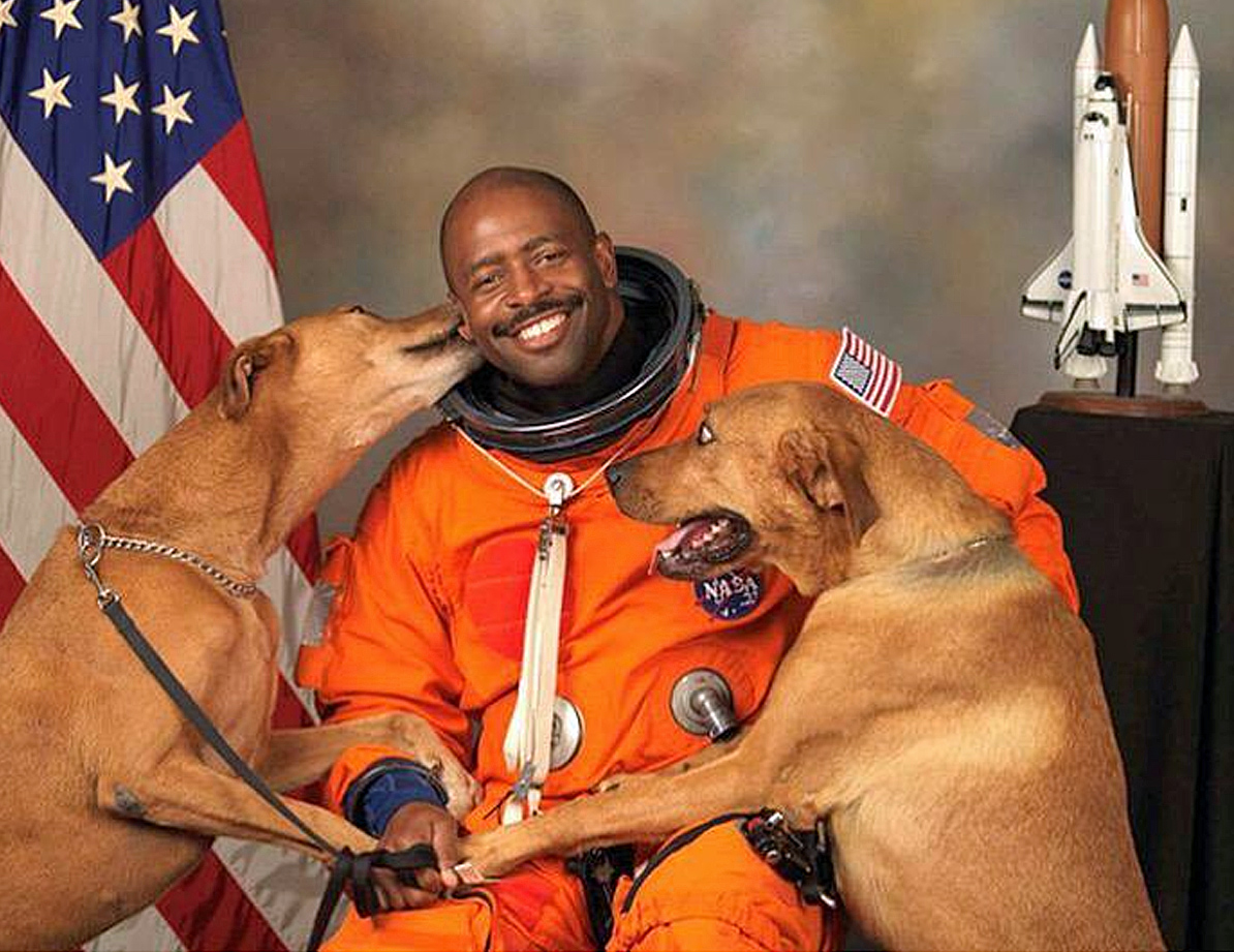Astronaut includes his dogs in official NASA portrait | khou.com