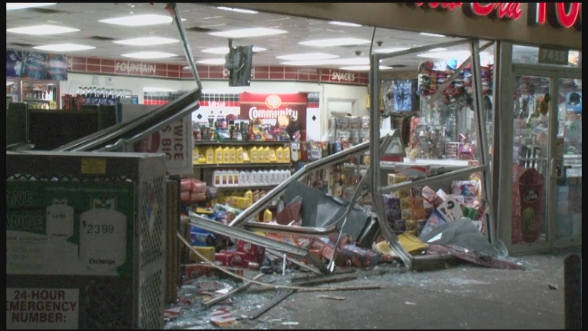 Woman injured when smash-and-grab crooks crash into food store | khou.com