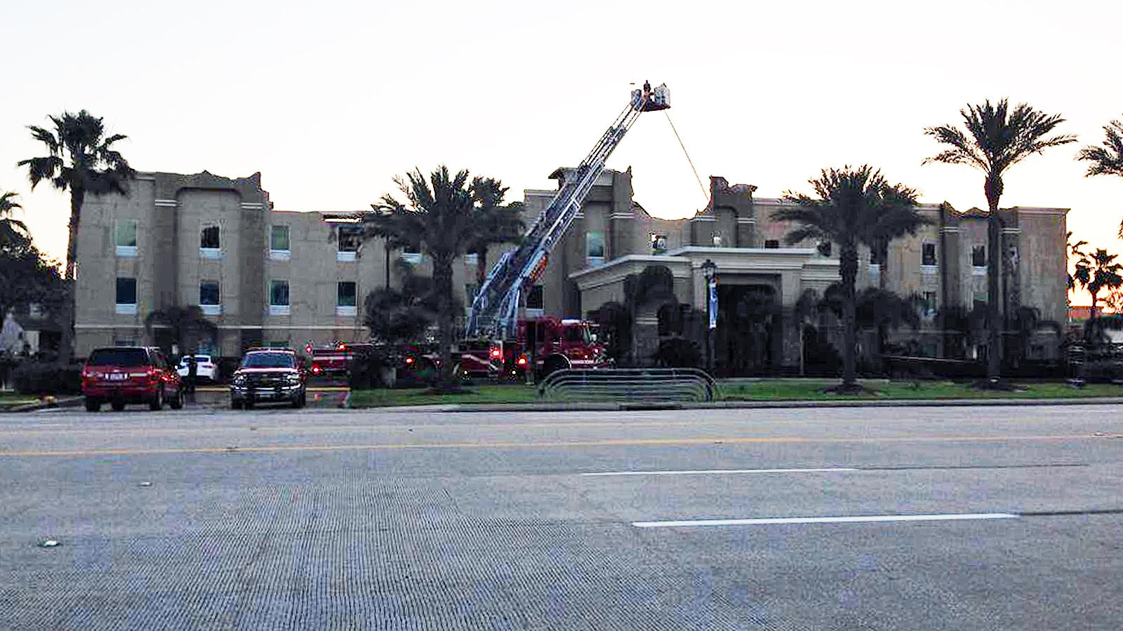 3-alarm fire destroys Seabrook hotel ahead of busy weekend | khou.com