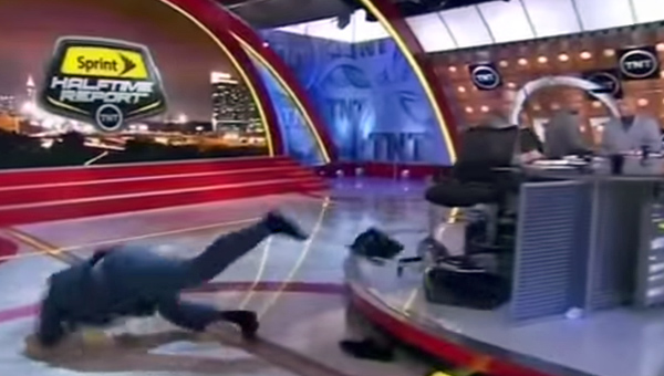 Shaq offers $500 for the best meme of his on-TV fall | khou.com