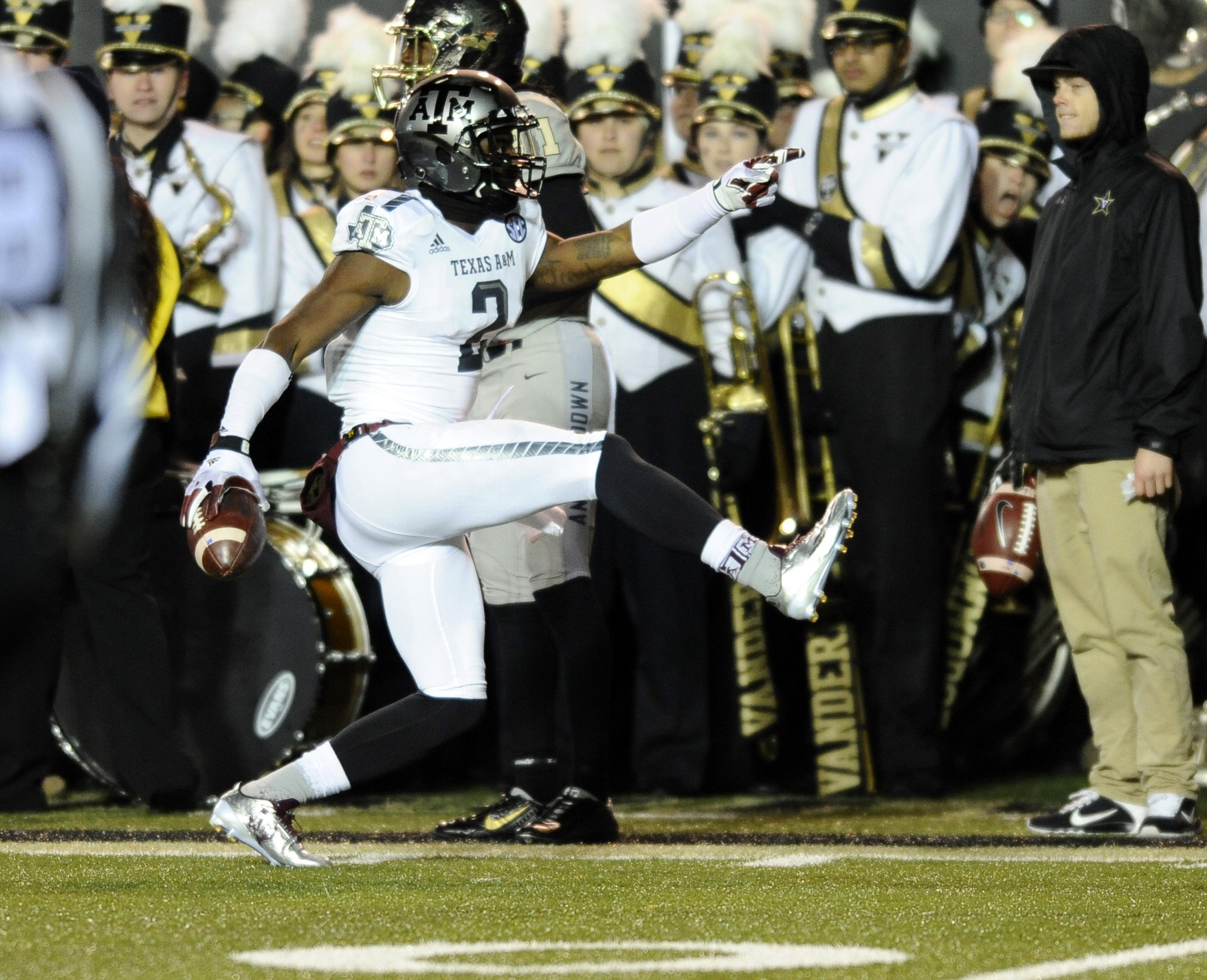 Allen, Bertolet lead Texas A&M past Vanderbilt 25-0 | khou.com