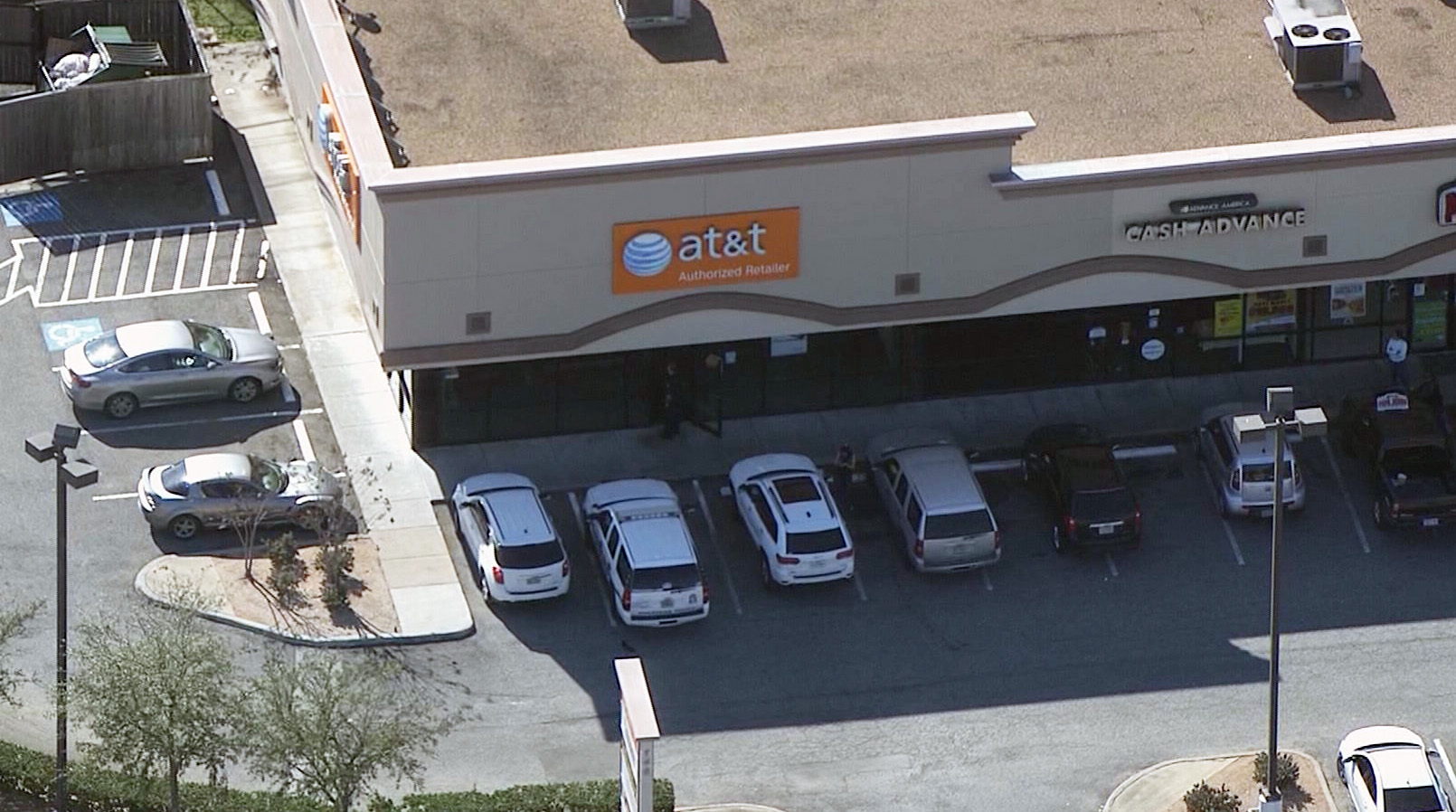Alleged AT&T store robber shoots at Pasadena police | khou.com