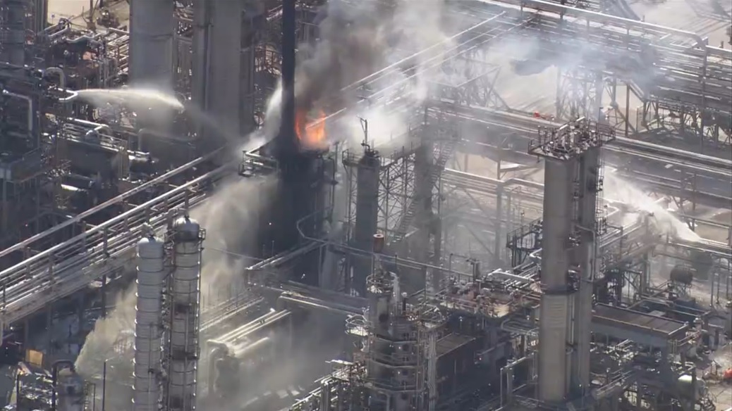 Firefighters battle blaze at Exxon Mobil plant in Baytown | khou.com