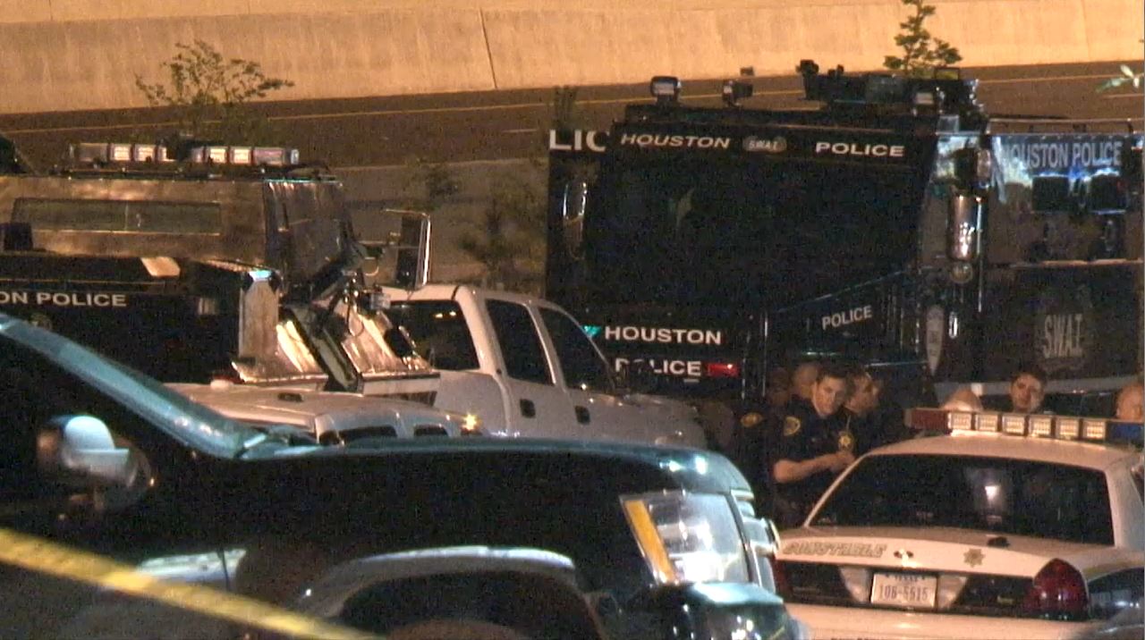Police chase leads to SWAT standoff in Tomball | khou.com