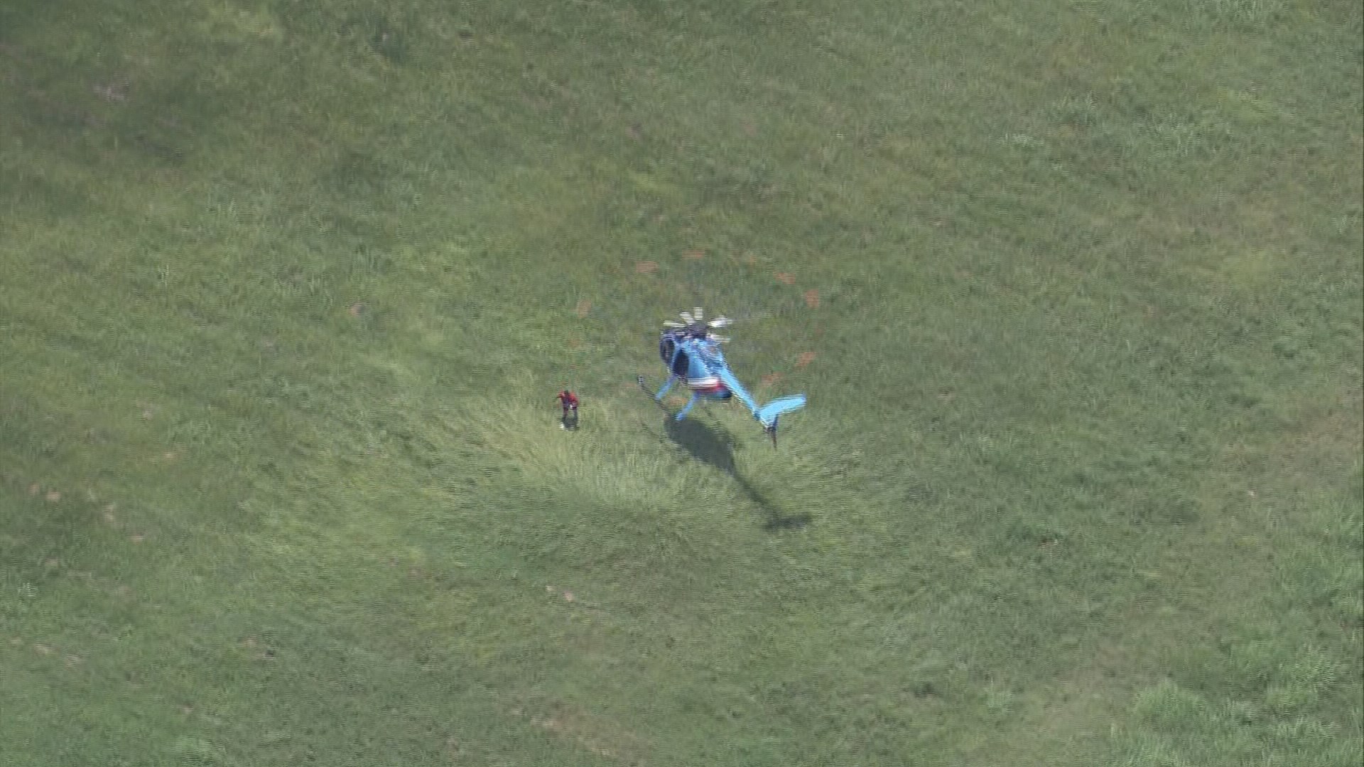 WATCH: Officer jumps from helicopter to tackle suspect | wfaa.com