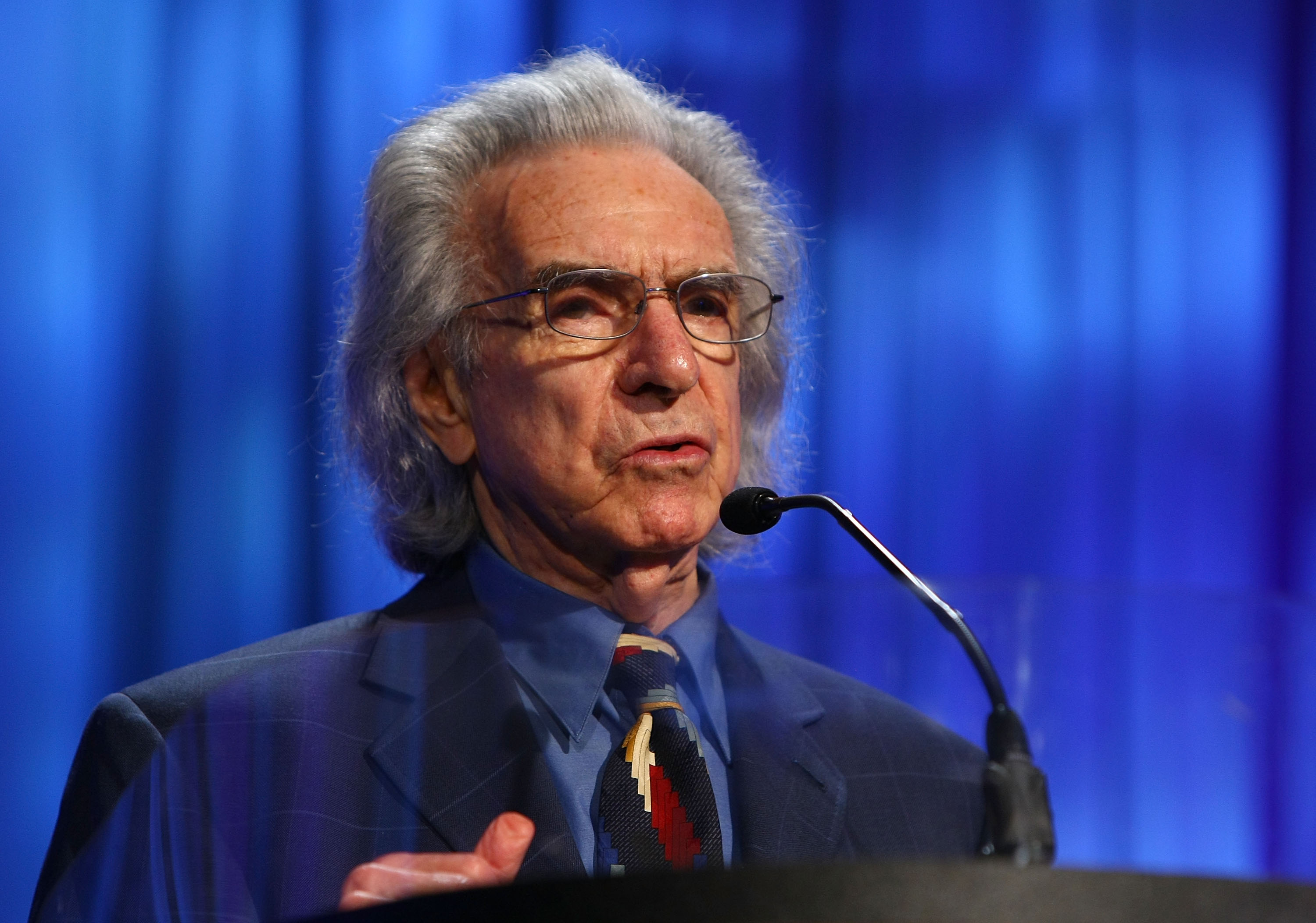 Arthur Hiller, versatile director of 'Love Story,' dies at 92 | khou.com
