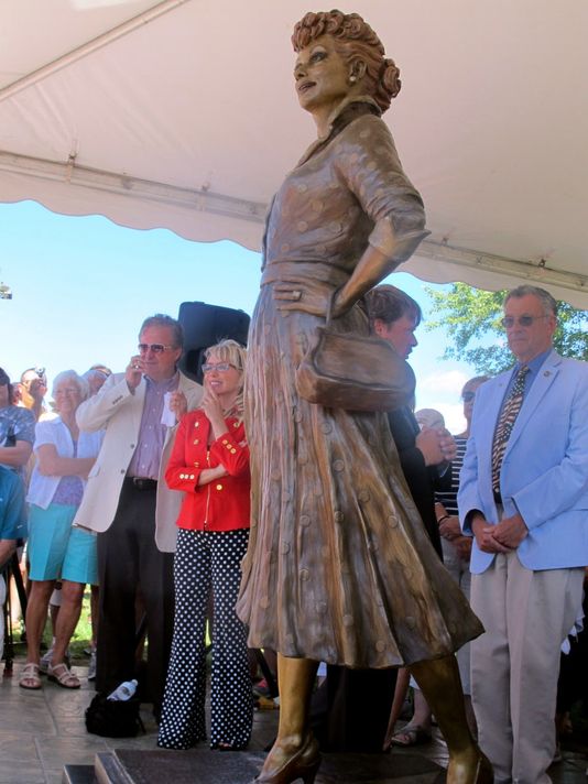 Everyone loves the happy new Lucy statue | khou.com