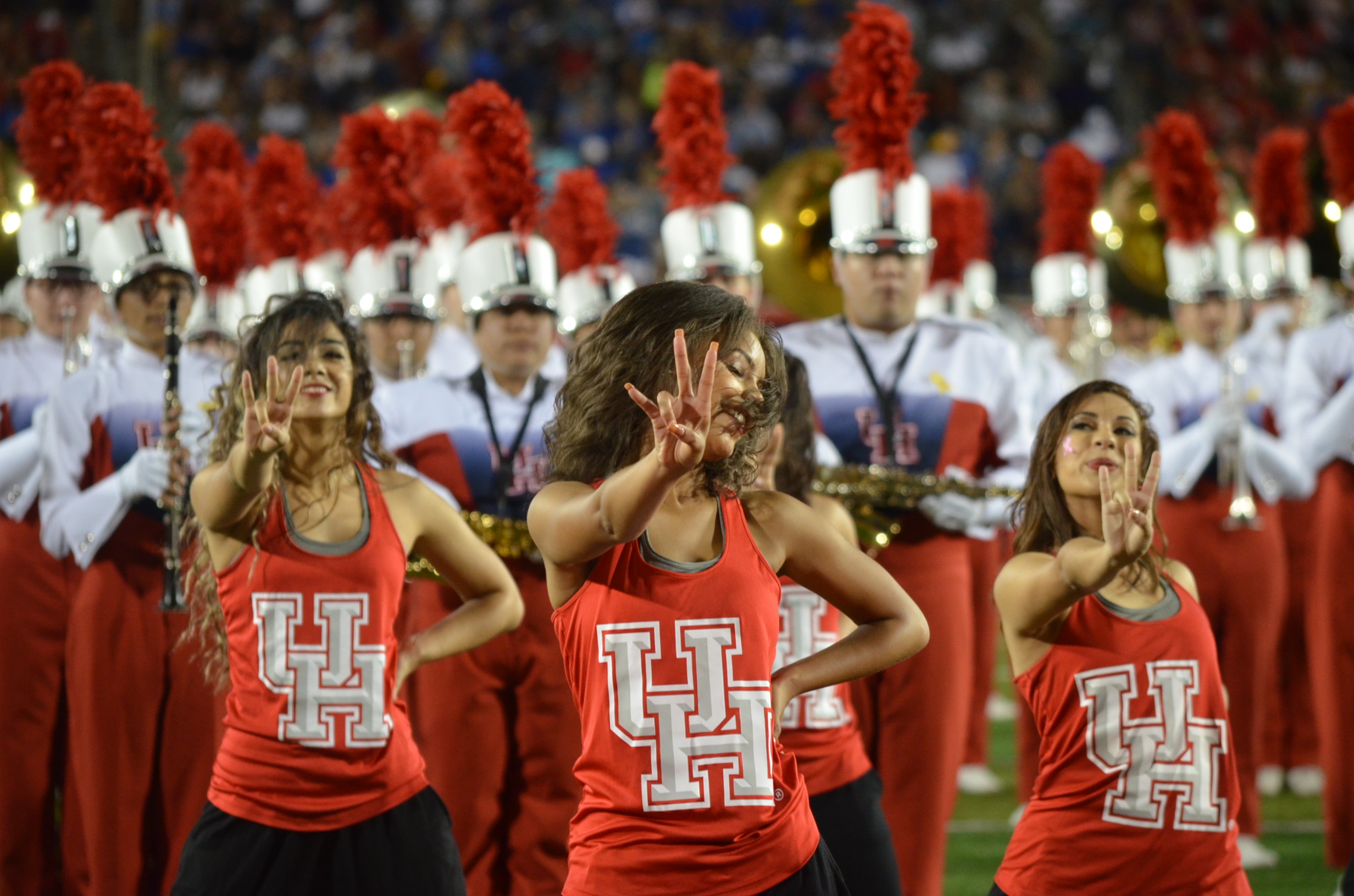 Photos: UH Cheerleaders, Dolls, mascots and band | khou.com