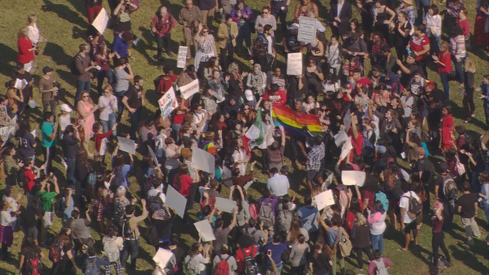 Dozens of UH students protest against Trump | khou.com