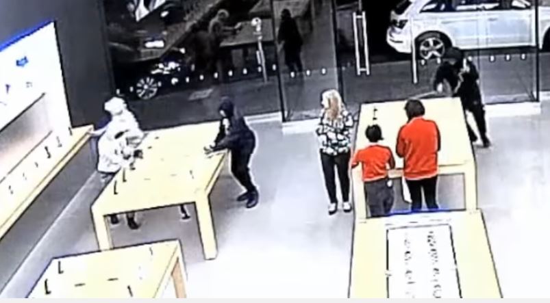 Mob of robbers snatch iPhones at Apple store – twice in one week | khou.com