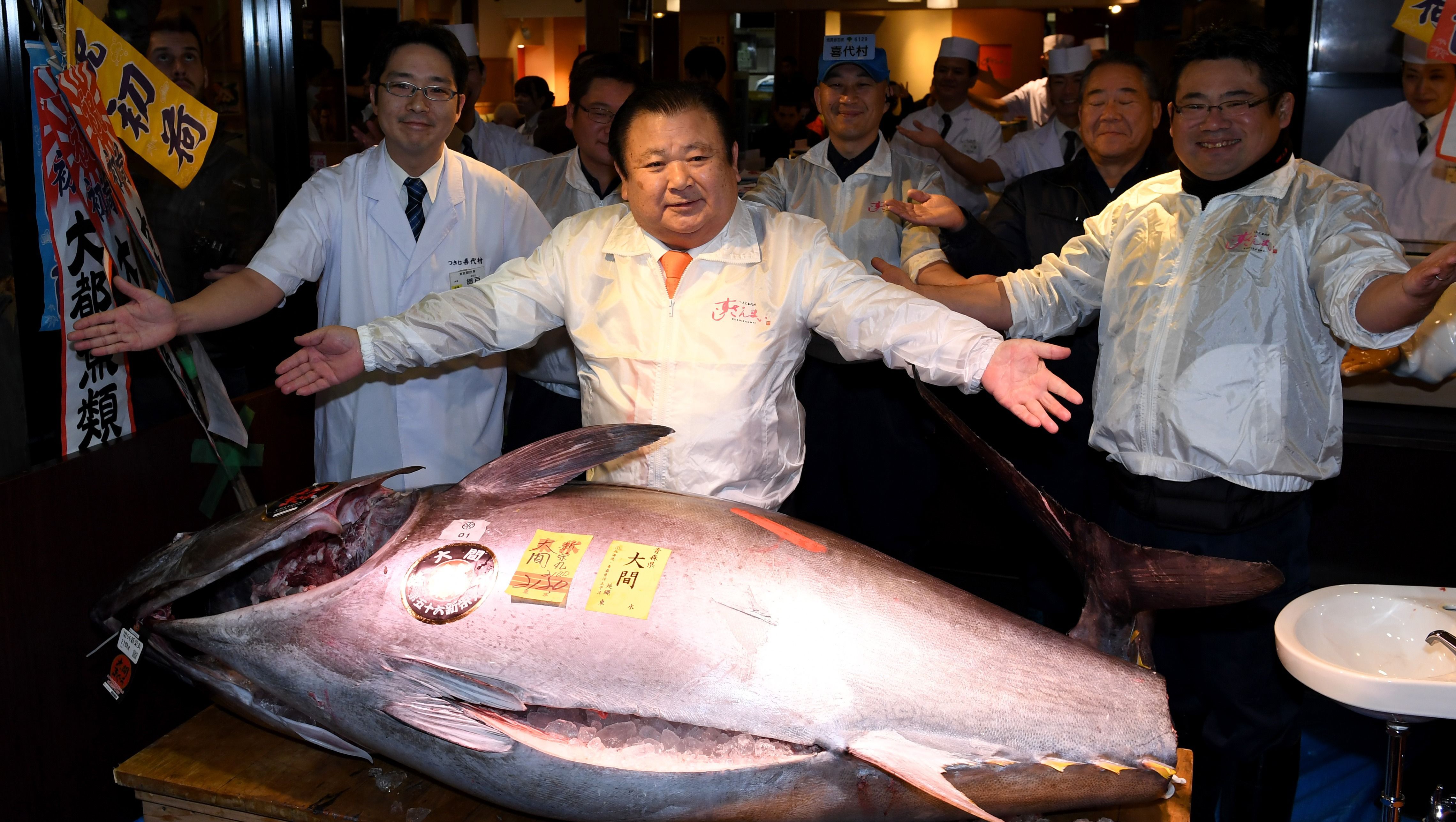 A $632,000 tuna? Man buys massive Bluefin tuna at auction | khou.com