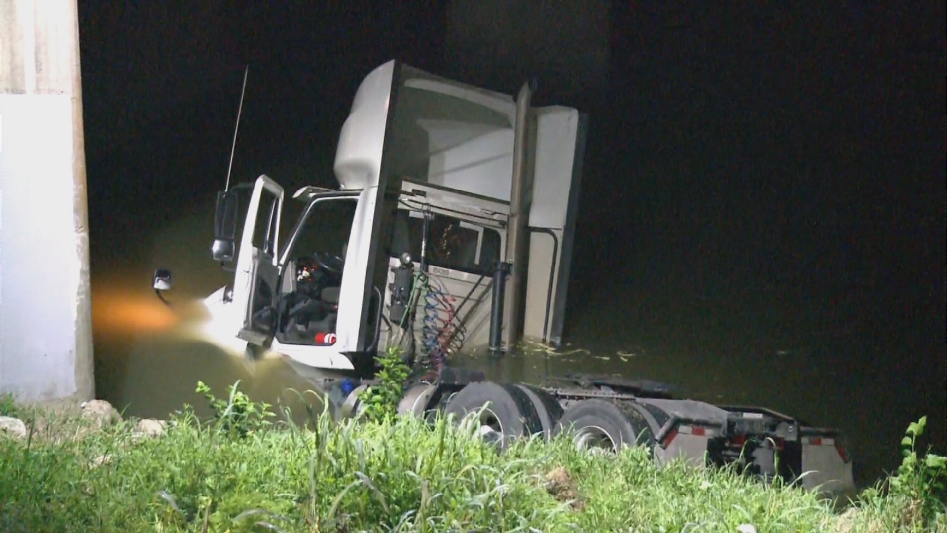 Big rig cab found in Brays Bayou | khou.com