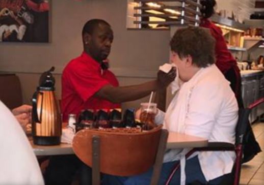 IHOP waiter helps woman with rare disease eat her meal | khou.com