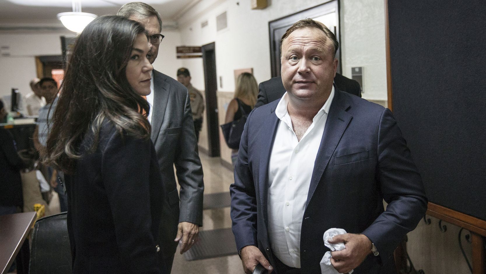 Conspiracy theorist Alex Jones loses primary custody of his kids | khou.com