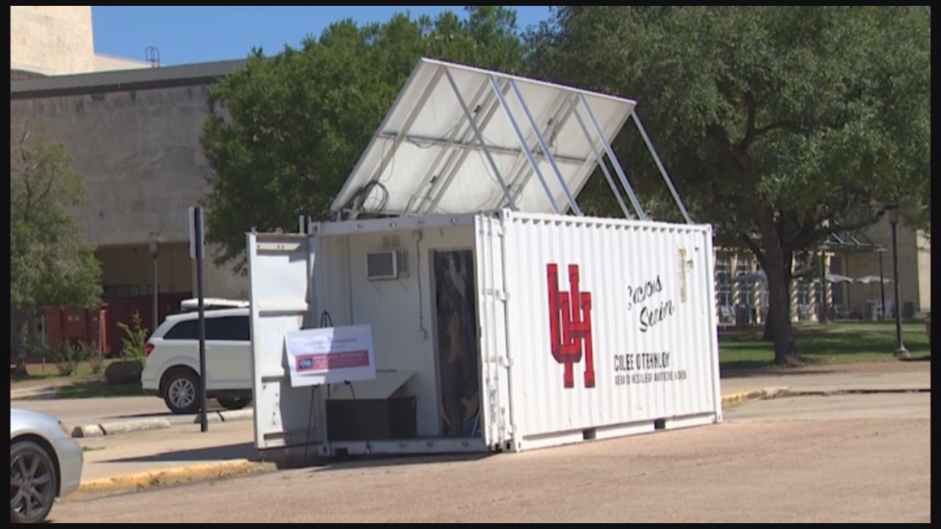 UH students build shipping container into computer lab | khou.com