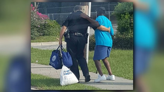 Photo of kind cop helping elderly man goes viral | khou.com