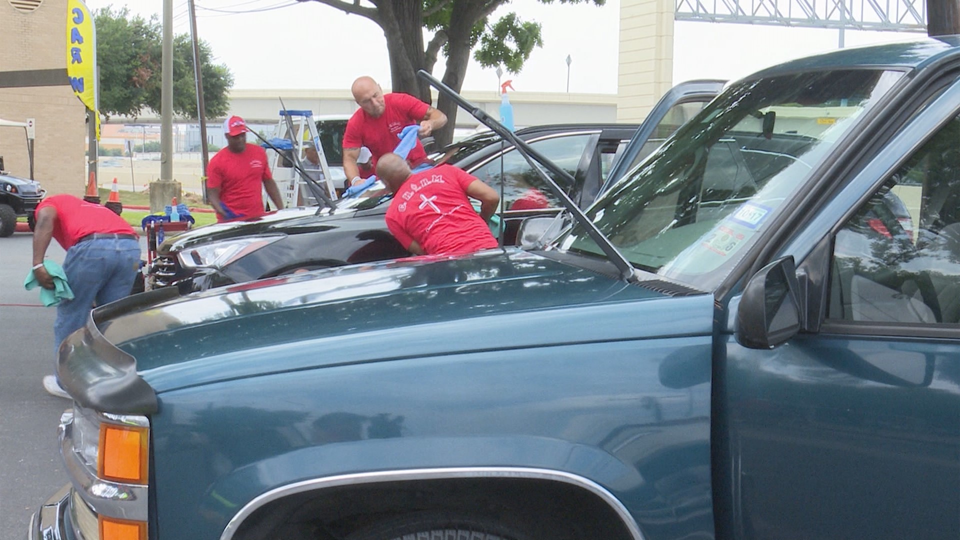 Former inmates wash cars to thank law enforcement | wcnc.com