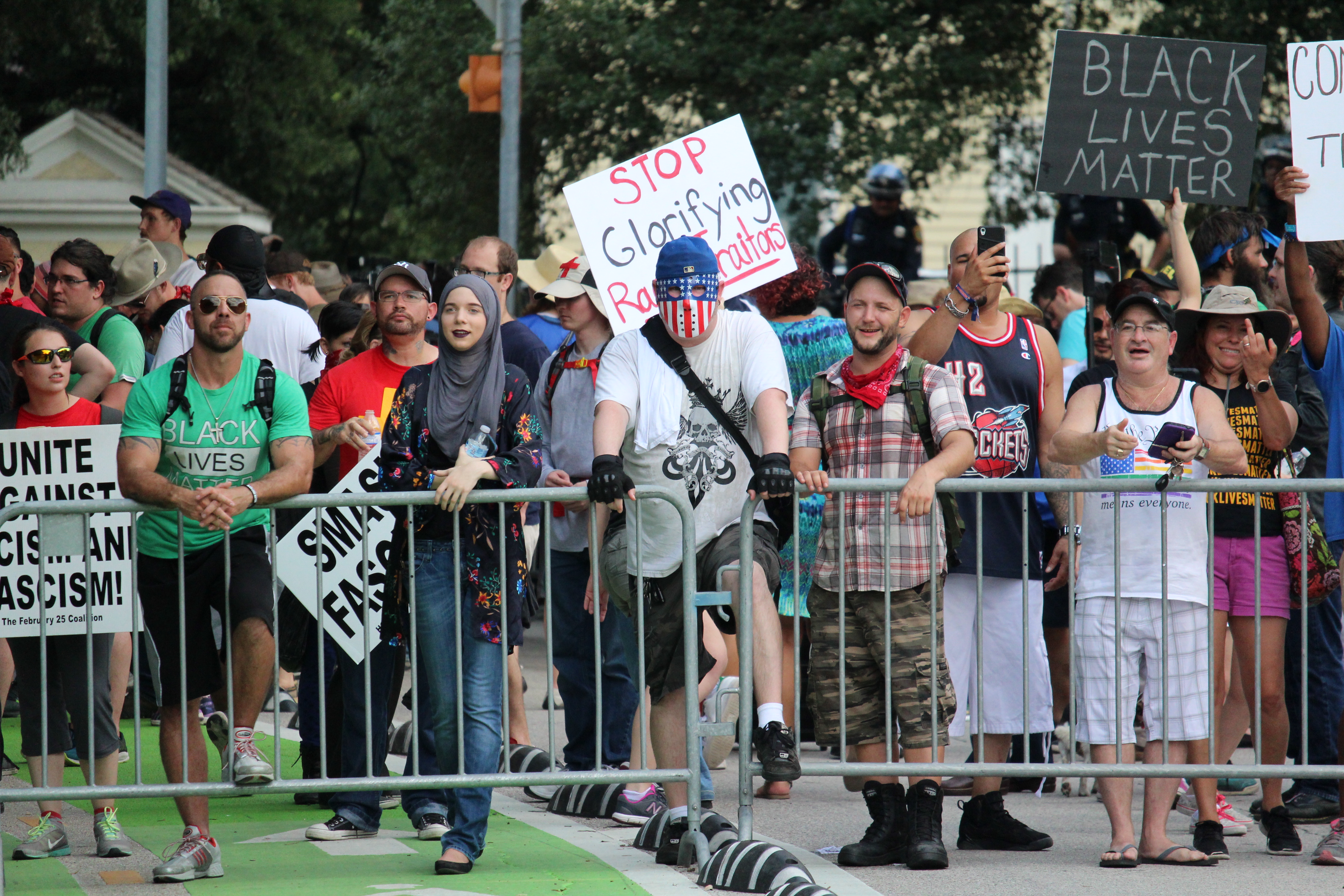 Photos: Demonstrators protest, defend confederate statues in Houston ...